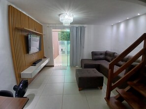 Apartamento Básico | Sala de estar | Smart TV de 32 polegadas com canais digitais