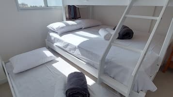 Apartamento básico | Wi-Fi de cortesia, roupa de cama