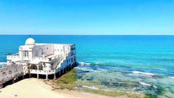 Apartamento, 2 quartos, varanda | Praia