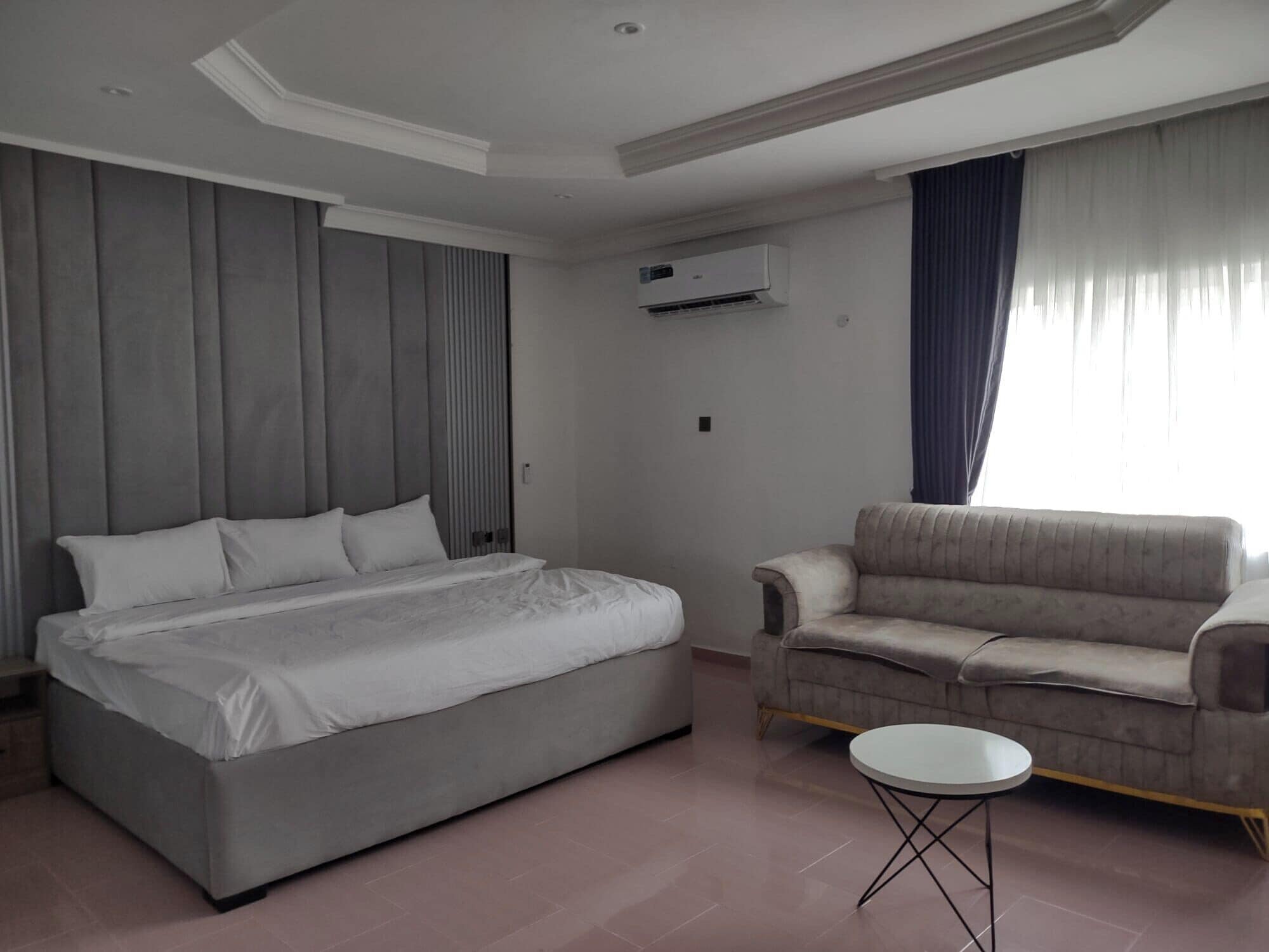 Quarto luxo, sacada, vista para a cidade | Escrivaninha, espaço de trabalho para notebook, cortinas blackout