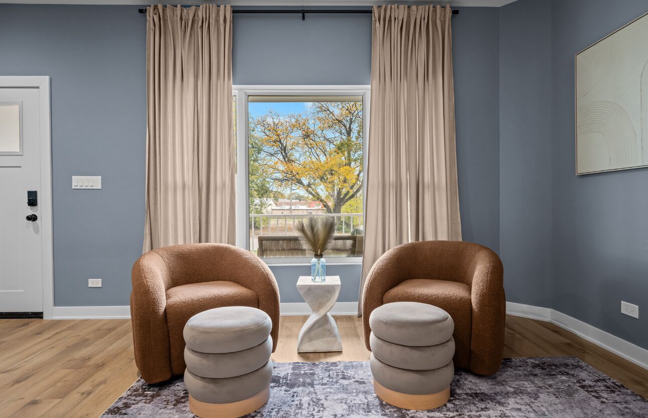 2 Luxury Townhomes Side By Side.  Walk To Downtown Geneva.  Sleep 14! - Aurora, IL