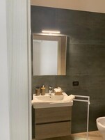 Um polibã, um secador de cabelo, toalhas fornecidas, sabão 