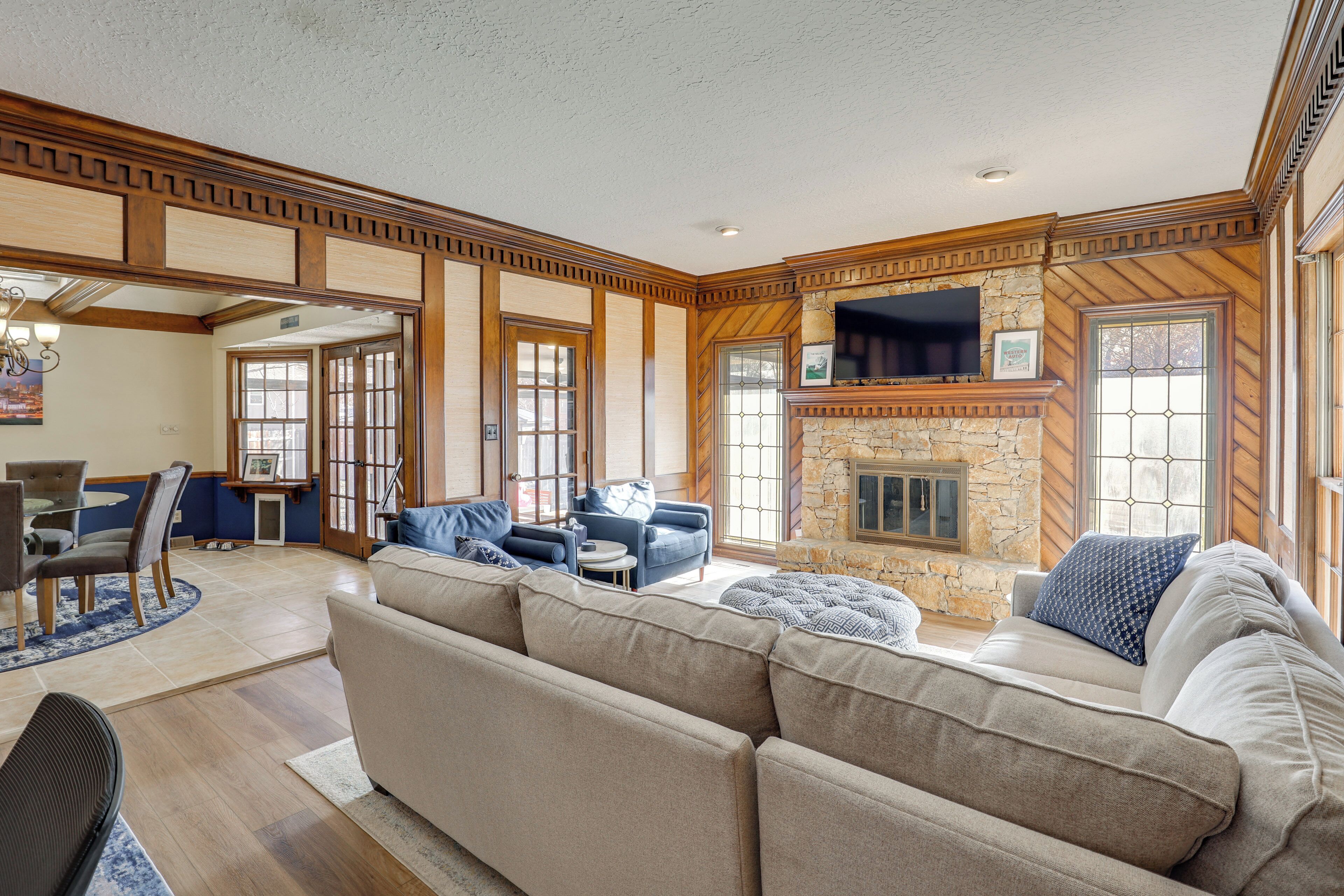 3,000-sq-ft Group Getaway W/ Pool Near Kansas City - Independence, MO