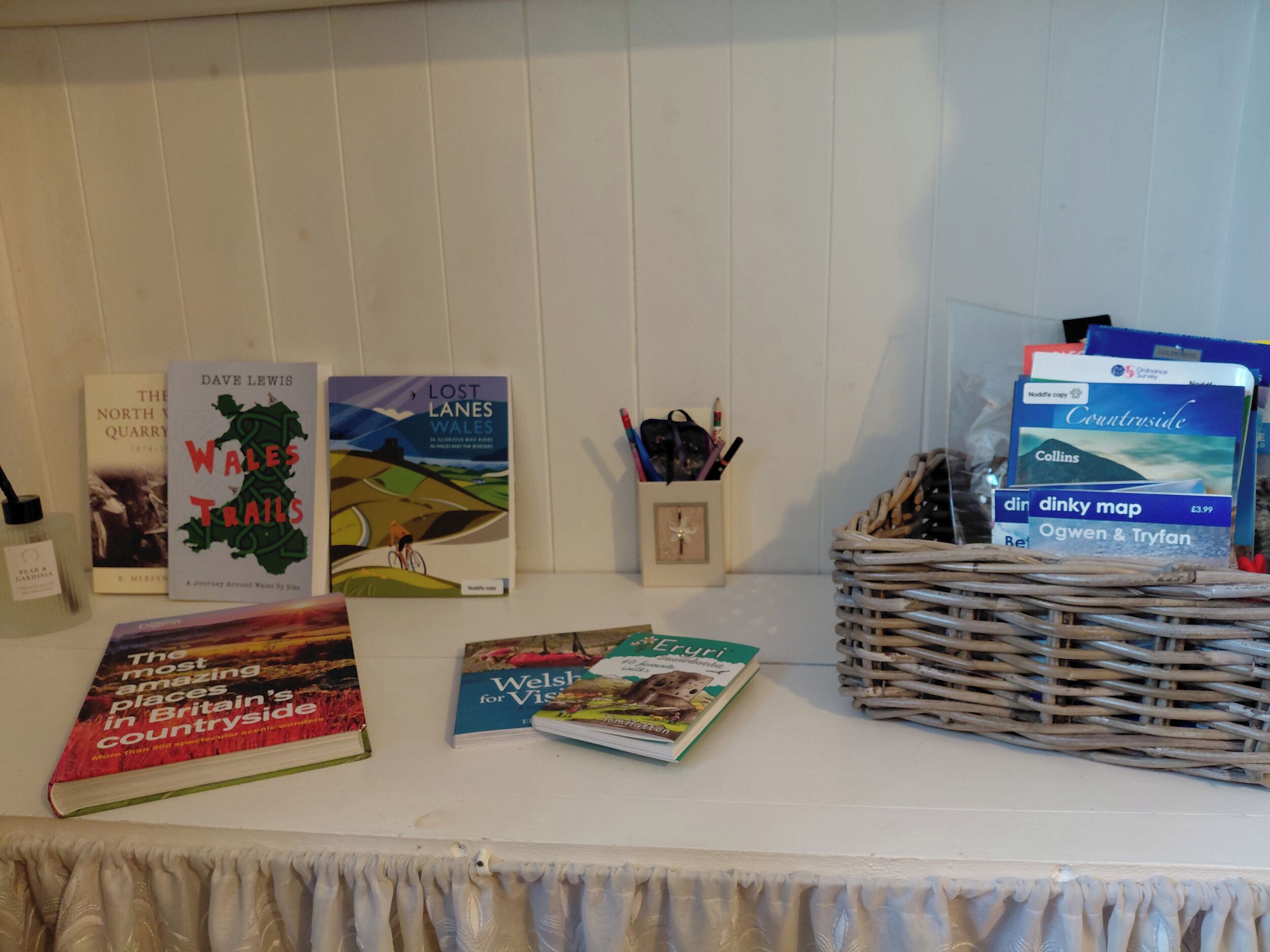 Uma mesa com livros de viagem e mapas.