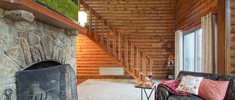 Casa, várias camas, pátio, vista para a montanha (2 Br Plus Loft: Hawthorne Valley 4) | Sala de estar