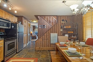 Apartamento em Condomínio Fechado, várias camas, acesso à piscina (2 Br: TreeTop 19) | 2 quartos, com decoração personalizada, com mobília individualizada