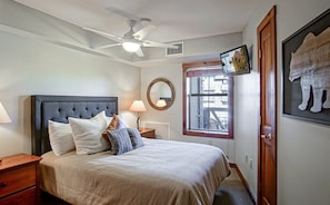 Apartamento em Condomínio Fechado, 1 cama queen-size e sofá-cama (1 Br: Rimfire 322) | 1 quarto, com decoração personalizada, com mobília individualizada 