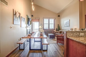 Apartamento em Condomínio Fechado, várias camas (2 Br Plus Den: Allegheny Springs 440) | Sala de estar