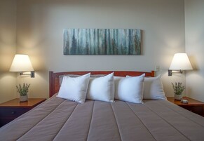 Apartamento em Condomínio Fechado, várias camas (2 Br Plus Den: Allegheny Springs 440) | 2 quartos, com decoração personalizada, com mobília individualizada 