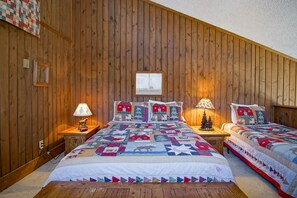 Casa de Férias, várias camas, pátio, vista para a montanha (2 Br: Wabasso 4) | 2 quartos, com decoração personalizada, com mobília individualizada 