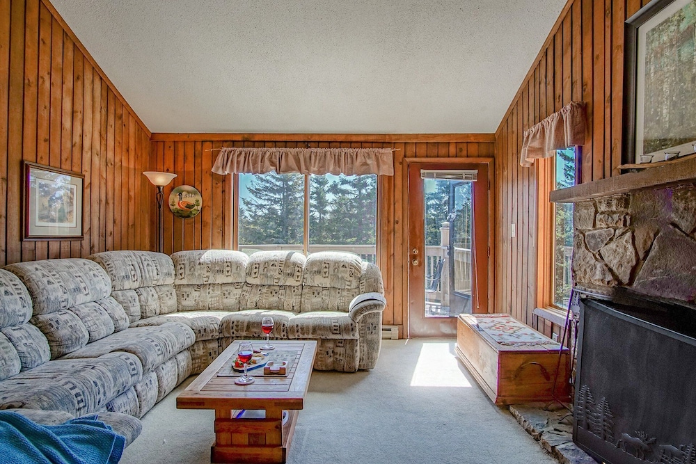 Wabasso 4 Is Gracefully Tucked In The Trees Between Central Village & South Mtn - Snowshoe, WV