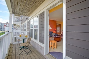 Apartamento em Condomínio Fechado, várias camas (2 Br Plus Den: Allegheny Springs 140) | Refeições ao ar livre