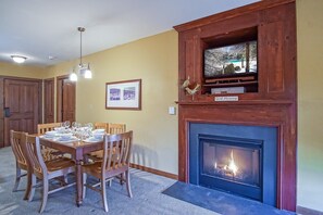 Condo, várias camas, acesso à piscina, vista para a montanha (2 Br Plus Den: Allegheny Springs 140) | 2 quartos, individualmente decorados, individualmente mobiliados