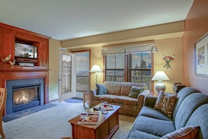 Condo, várias camas, acesso à piscina, vista para a montanha (2 Br Plus Den: Allegheny Springs 140) | Área de estar