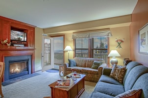 Apartamento em Condomínio Fechado, várias camas (2 Br Plus Den: Allegheny Springs 140) | Sala de estar