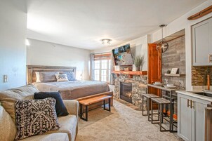 Condo, 1 cama King e sofá-cama, banheira de imersão (1 Br Junior Studio: Rimfire 421) | Área de estar