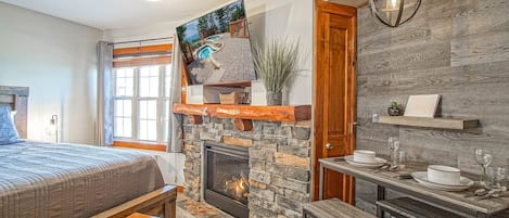 Condo, 1 cama King e sofá-cama, banheira de imersão (1 Br Junior Studio: Rimfire 421) | 1 quarto, individualmente decorados, individualmente mobiliados