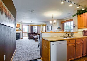 Casa, várias camas, sacada, vista para a montanha (3 Br: Camp 4 #1) | Parte interna