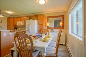 Apartamento em Condomínio Fechado, várias camas, pátio, vista para a montanha (3 Br: Summit 107 B) | 3 quartos, com decoração personalizada, com mobília individualizada 