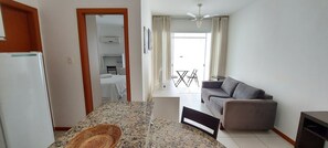 Apartamento básico | Área de estar | Smart TV 32 polegadas com canais digitais, serviços de streaming