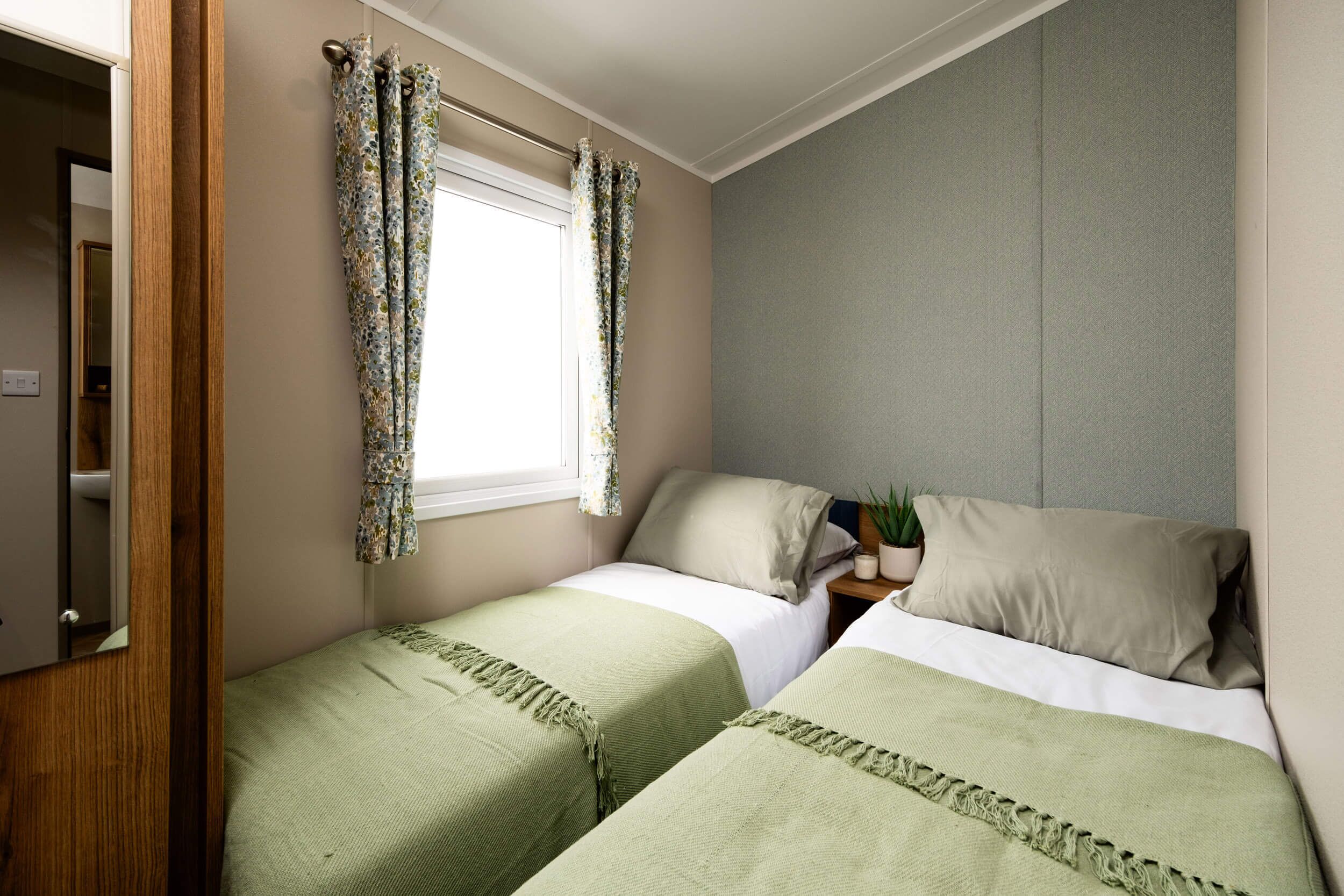 2 quartos, com decoração personalizada, com mobília individualizada 