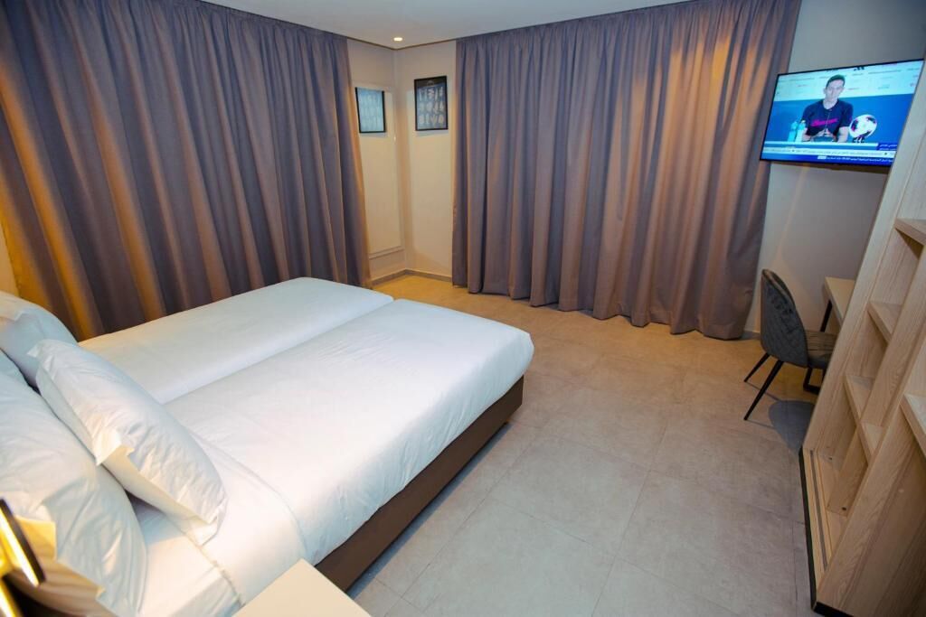 Escrivaninha, cortinas blackout, quartos à prova de som