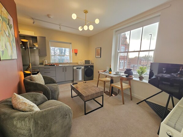 Contemporary first-floor apartment close to town - Pass the Keys ...