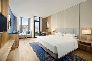 Quarto luxo, 1 cama King, vista para a cidade | Frigobar, cofres nos quartos, escrivaninha, cortinas blackout