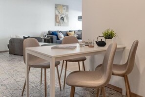 Apartamento, varanda, vista para o pátio | Cozinha privada | Um frigorífico, um micro-ondas, um forno, uma placa de cozinha 