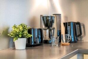 Apartamento, varanda, vista para o pátio | Cozinha privada | Um frigorífico, um micro-ondas, um forno, uma placa de cozinha 