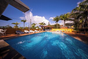 Piscina externa, funciona das 10h às 21h, guarda-sóis, espreguiçadeiras