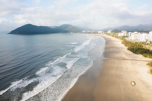 Perto da praia, espreguiçadeiras 