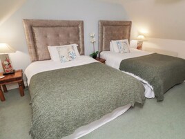 2 quartos, com decoração personalizada, com mobília individualizada