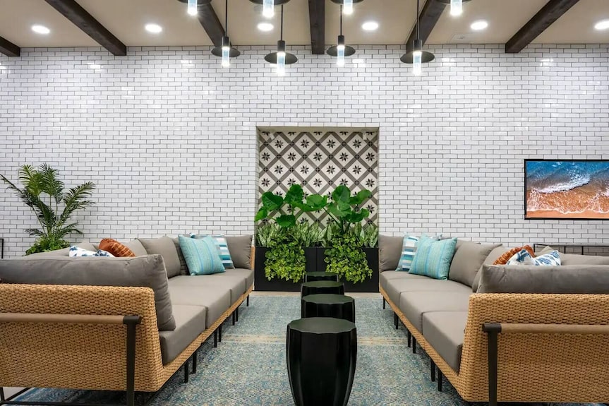 Bright & Modern Studio|2 Queens + Pool & Spa Access - Pomona, CA