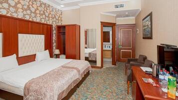 Quarto Triplo Comfort, Vista para a cidade | Cofre no quarto, secretária