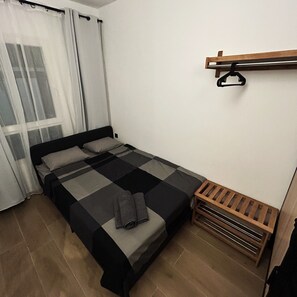 Quarto Triplo Comfort, 1 quarto, casa de banho privativa (Room A) | Secretária adequada para computadores portáteis 