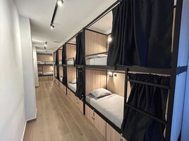 Dormitório Partilhado Comfort, casa de banho partilhada (Room D) | Secretária adequada para computadores portáteis 