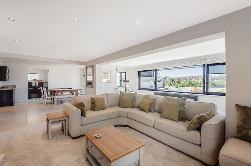 Fleetwood: East Wittering Beachfront Home Sleeps 12, Sea Views & Garden - West Wittering