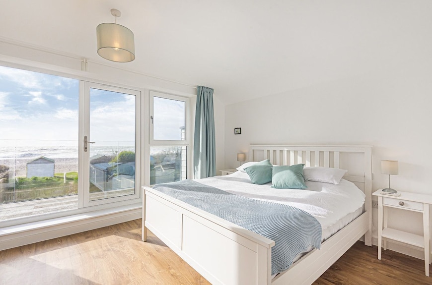 Beira Mar Beachfront Family Home | Pet-friendly, Sleeps 8, Parking Included - West Wittering