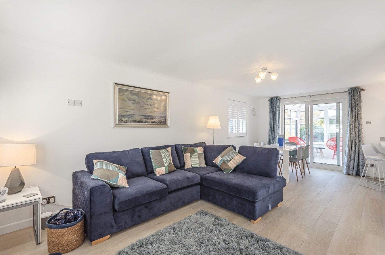 Sunny Days: Bracklesham Bay Beach Bungalow  Sleeps 7, Parking & Dog Friendly - Chichester