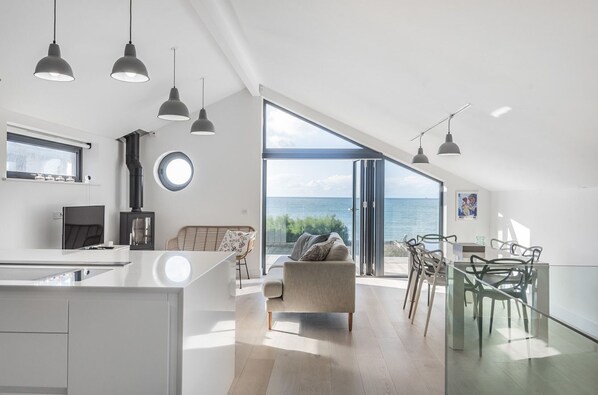 Samphire: Stunning Seafront Beach Home – Sleeps 6, 3 Bedrooms & Garden ...