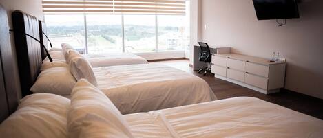 Quarto quádruplo luxo, vista para a cidade | Escrivaninha, espaço de trabalho para notebook, Wi-Fi de cortesia