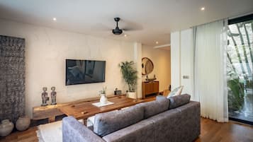 Villa de Luxo, 3 quartos, vista para a piscina | Sala | Smart TV de 65 polegadas com canais por cabo