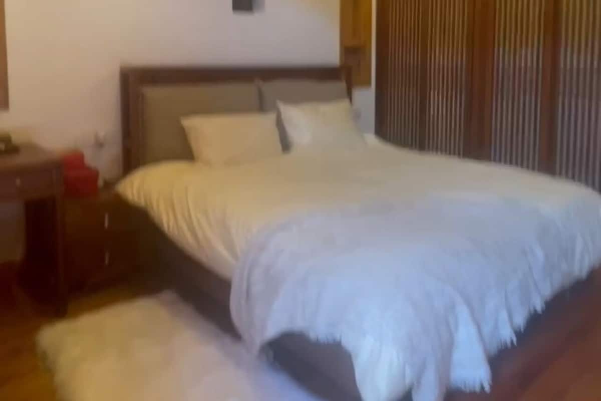 Quarto casal luxo, 1 cama King | Escrivaninha, espaço de trabalho para notebook, Wi-Fi de cortesia