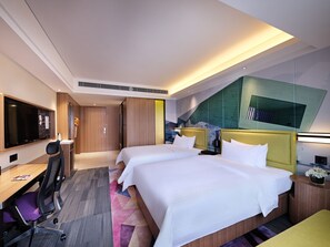 Quarto Duplo Superior, Vista para a cidade | Secretária, secretária adequada para computadores portáteis 