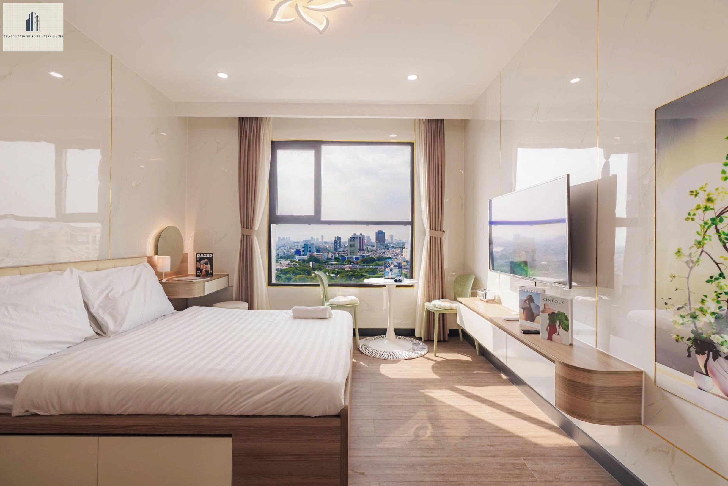 Quarto Deluxe, 1 cama queen-size, não fumadores, Vista para a cidade | Roupa de alta qualidade, secretária, cortinas/cortinados opacos 