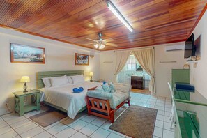 Family-friendly suite with beach access, Netflix, balcony & pool ...