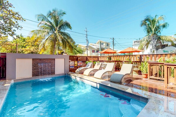 Family-friendly suite with beach access, Netflix, balcony & pool ...