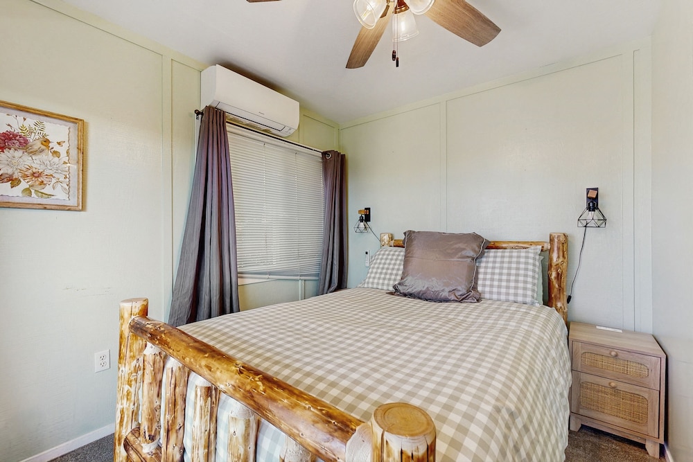 Dog Friendly near town & lake with fast WiFi, wood-burning fireplace ...