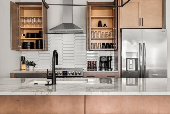 Killer Views! Rooftop HotTub • 15 beds • Game Room Reviews, Deals ...